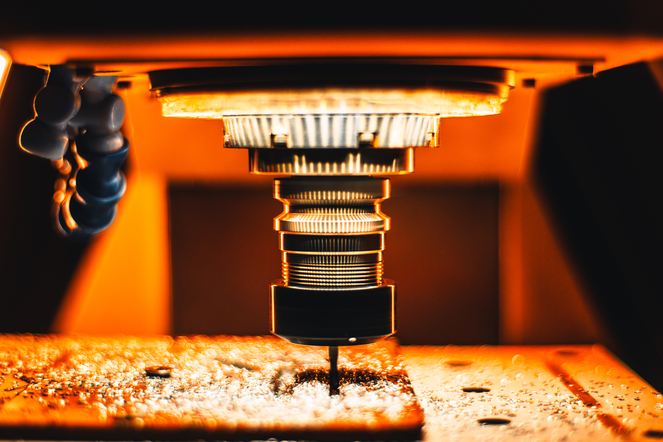 Milling CNC maching in strong orange light – RESMAG